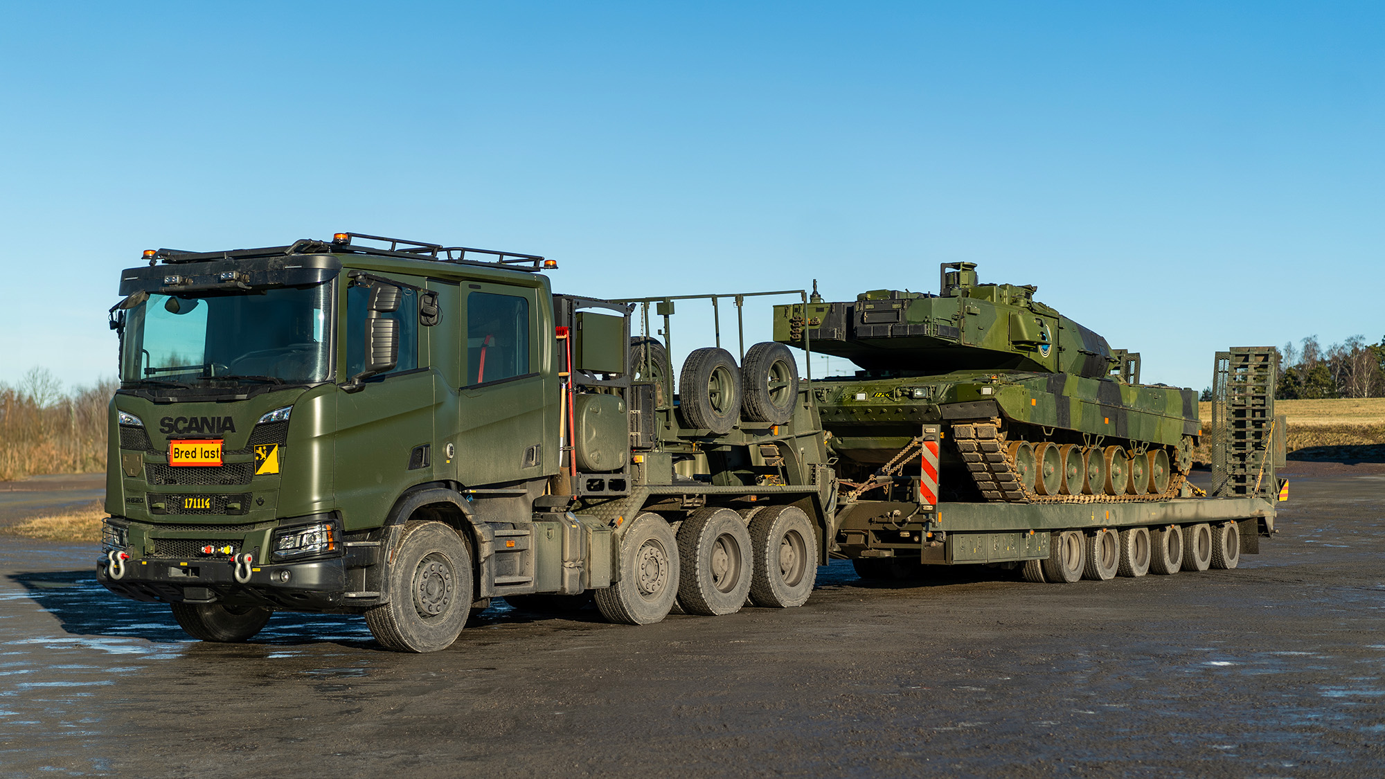 Serieleverans av tungdragare för transport av stridsvagnar